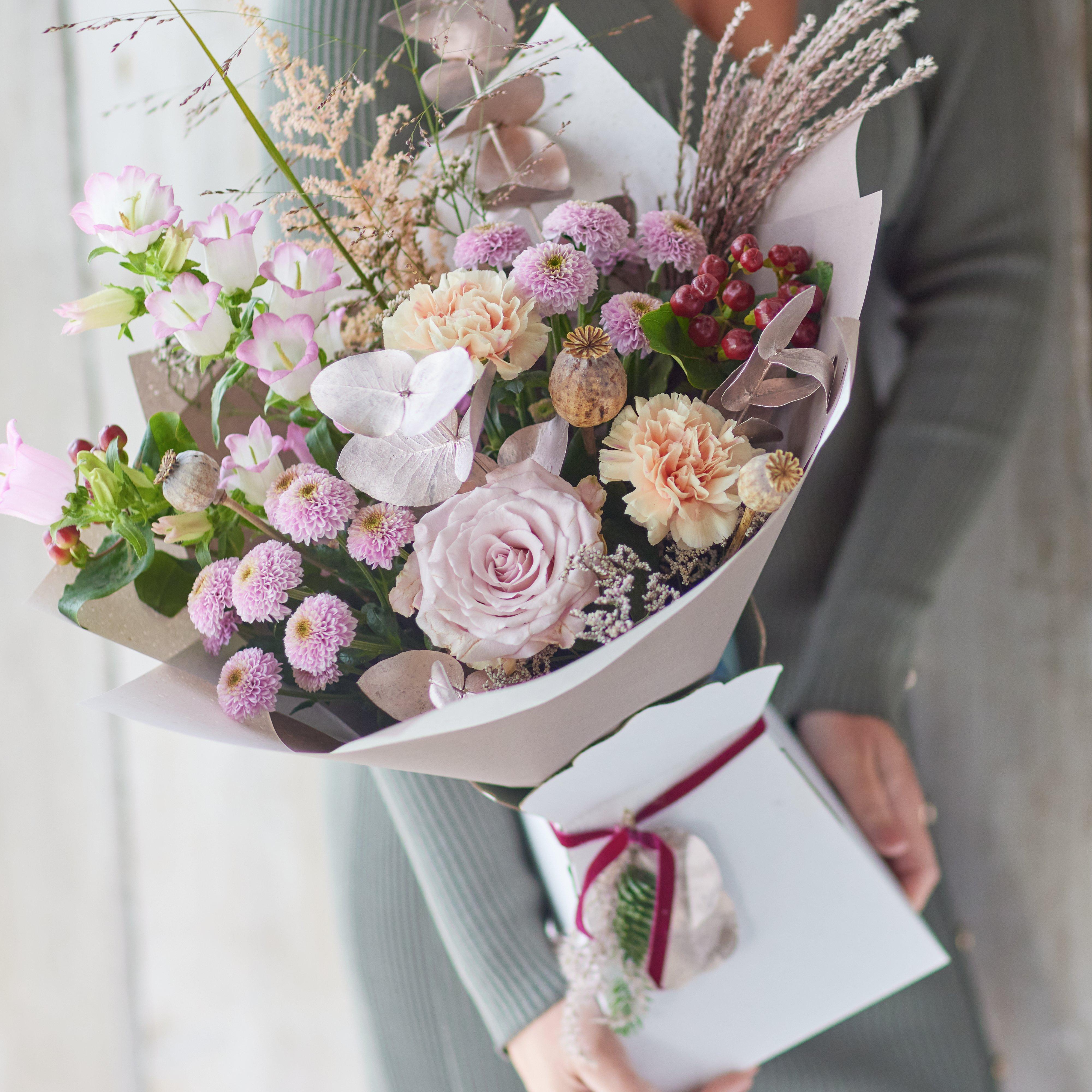 Winter Trending Bouquet without Lilies | Interflora